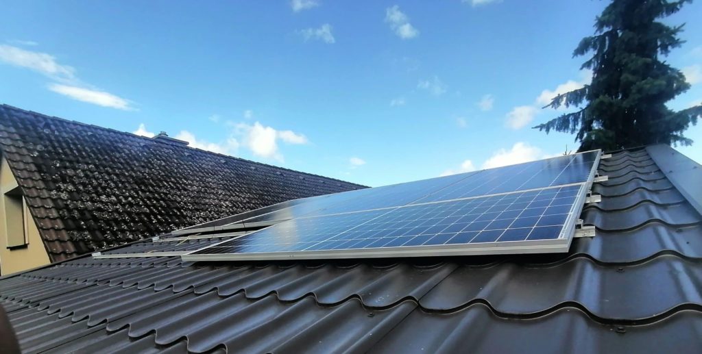 Fotovoltaická elektrárna o výkonu 4,5 kWp⚡baterie Pylontech s kapacitou 7,1 kWh, okolí Hořovic ...