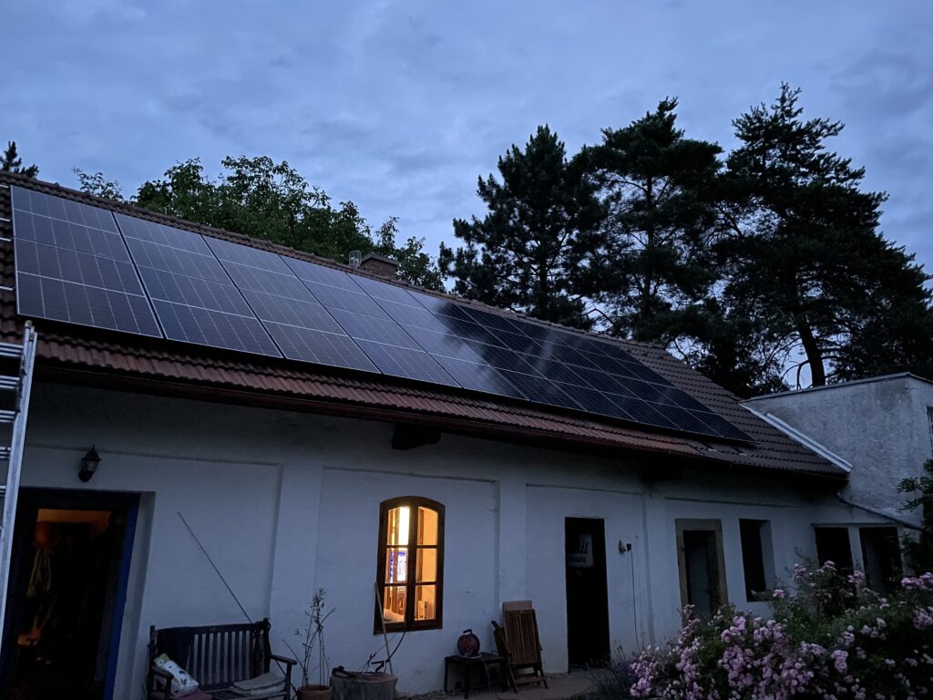 Fotovoltaická elektrárna 10 kWp, baterie 11,22 kWh, Máslojedy